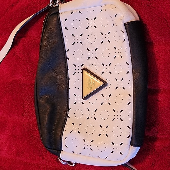 Guess | Bags | Guess Purse | Poshmark